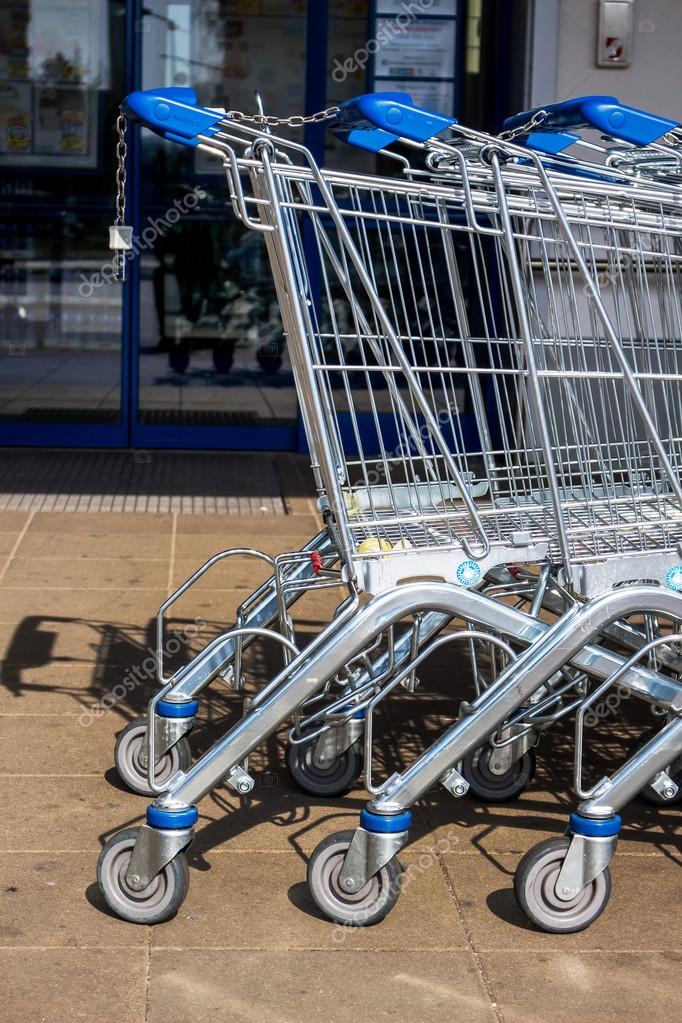 Shopping cart in front of a supermarket — Stock Photo © ginasanders ...