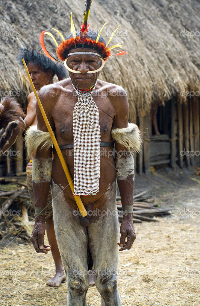guerrero de una tribu de Papúa con ropas tradicionales 2022