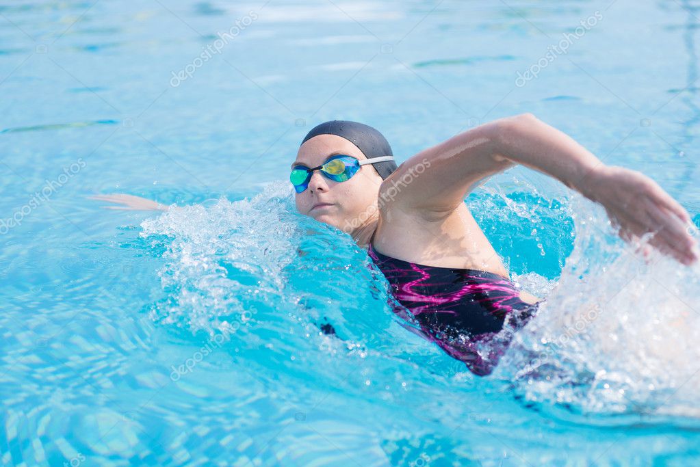 Woman in goggles swimming front crawl style Stock Photo by ©markin 32887763