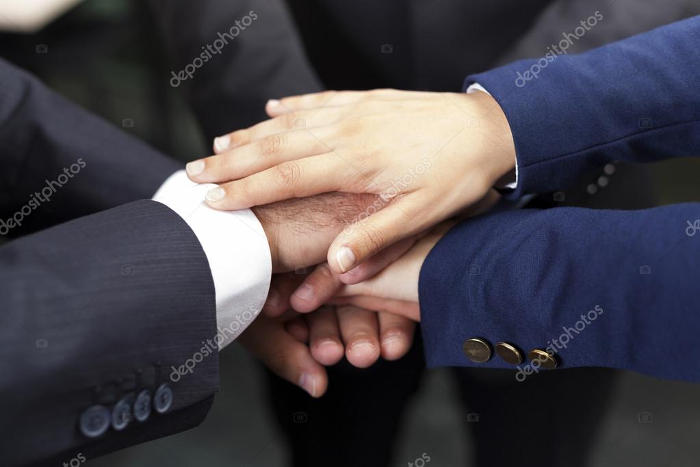 Equipe de negócios, mostrando a União com as mãos juntas, formando uma ...