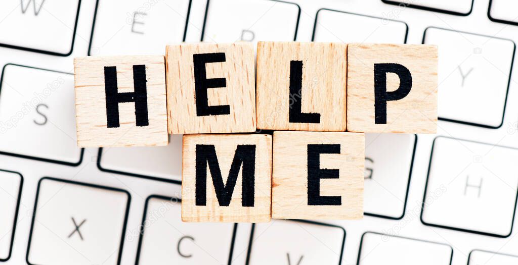 Ayúdeme. La palabra AYUDA ME hizo de letras de madera localizadas en un ...