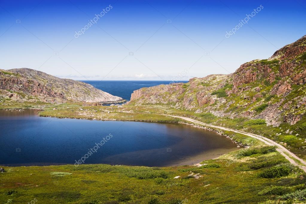 Lago de montaña en el norte. Colinas cubiertas de musgo, y verduras ...