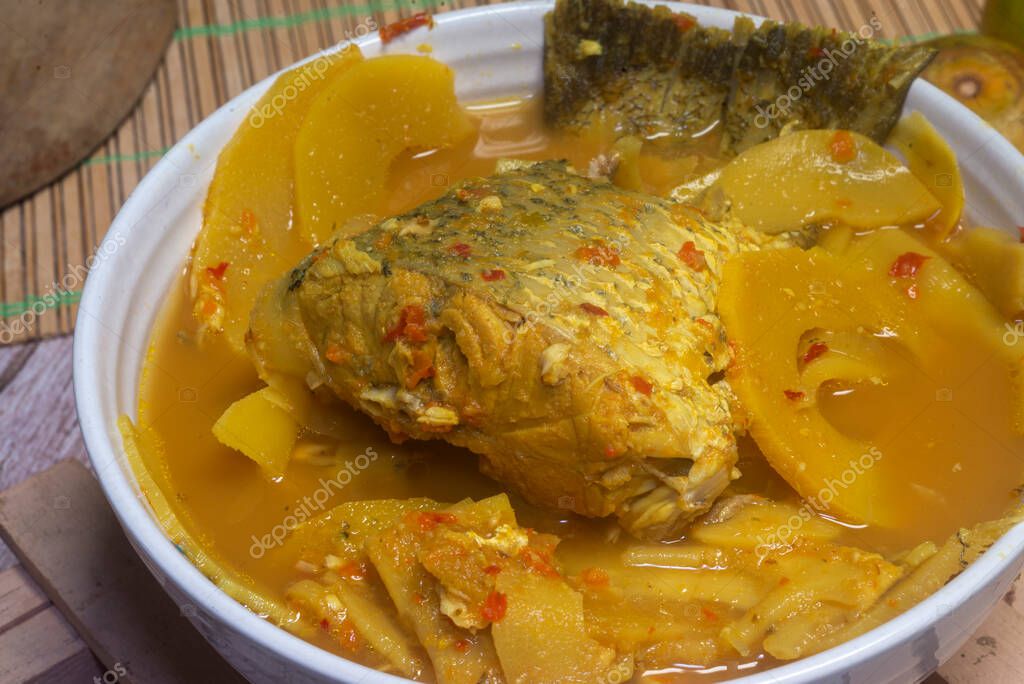 Southern Thai Gaeng Som - Sopa de pescado de pargo blanco agrio con ...