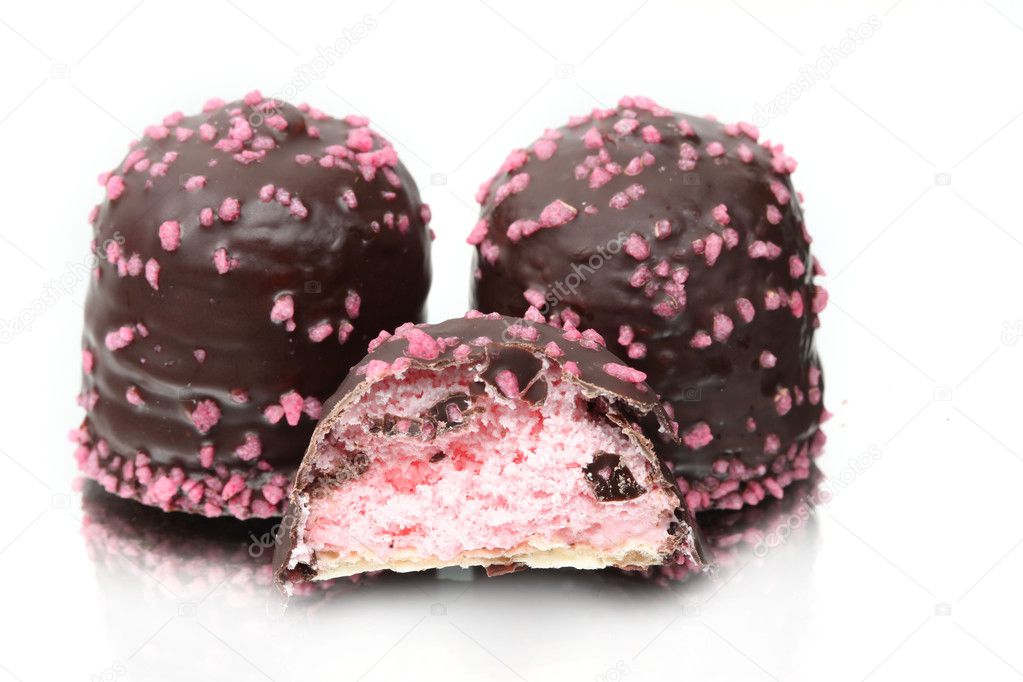 Soufflé de chocolate con relleno de fresa rosa aislado en blanco 2022