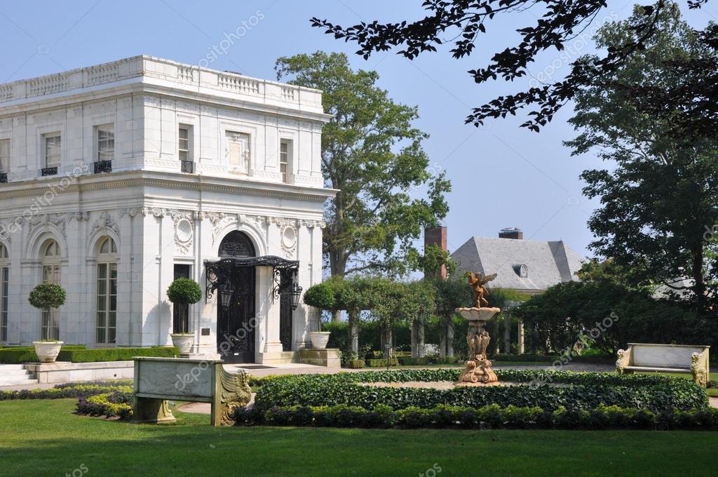 Rosecliff Mansion in Newport — Stock Editorial Photo © sainaniritu ...