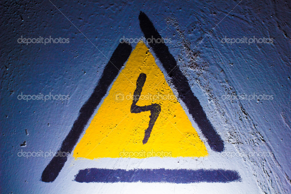 Peligro eléctrico Rayo de señal en la textura metálica azul 2024