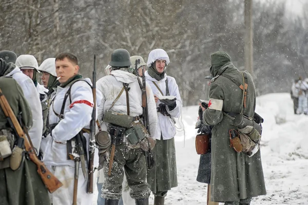 Soldier and orthodox jewish man pray at the western wall, Jerusalem ...