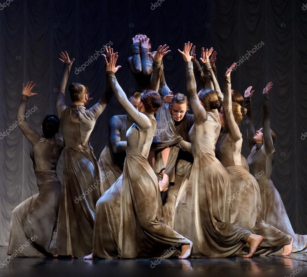Performance de un grupo de danza en un festival de danza — Foto ...