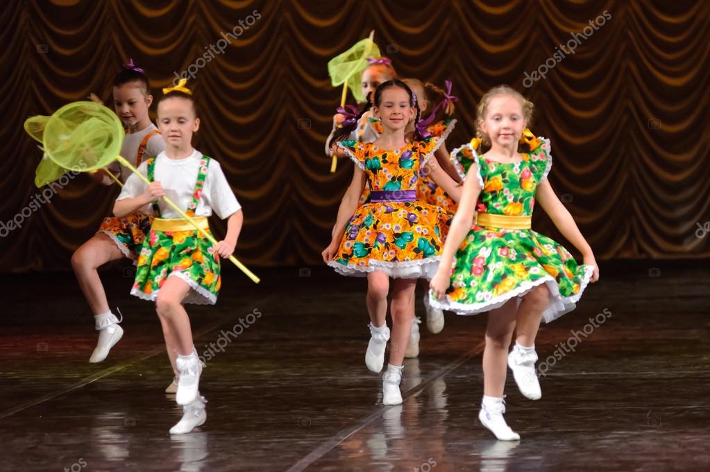 Girls dancing – Stock Editorial Photo © evdoha #39197709