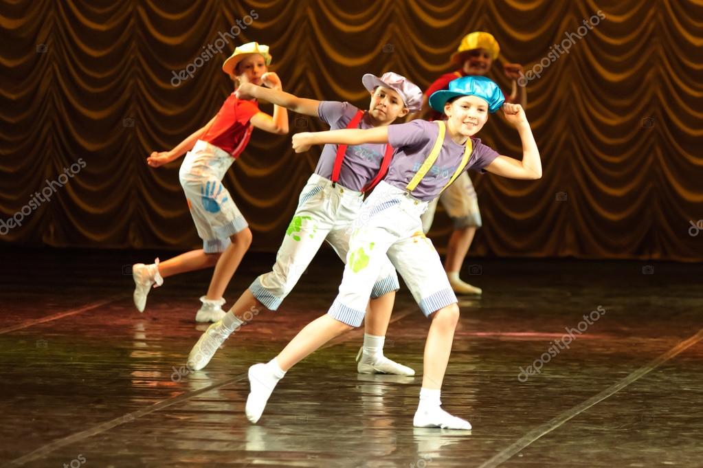 Children dancing on stage – Stock Editorial Photo © evdoha #39199481
