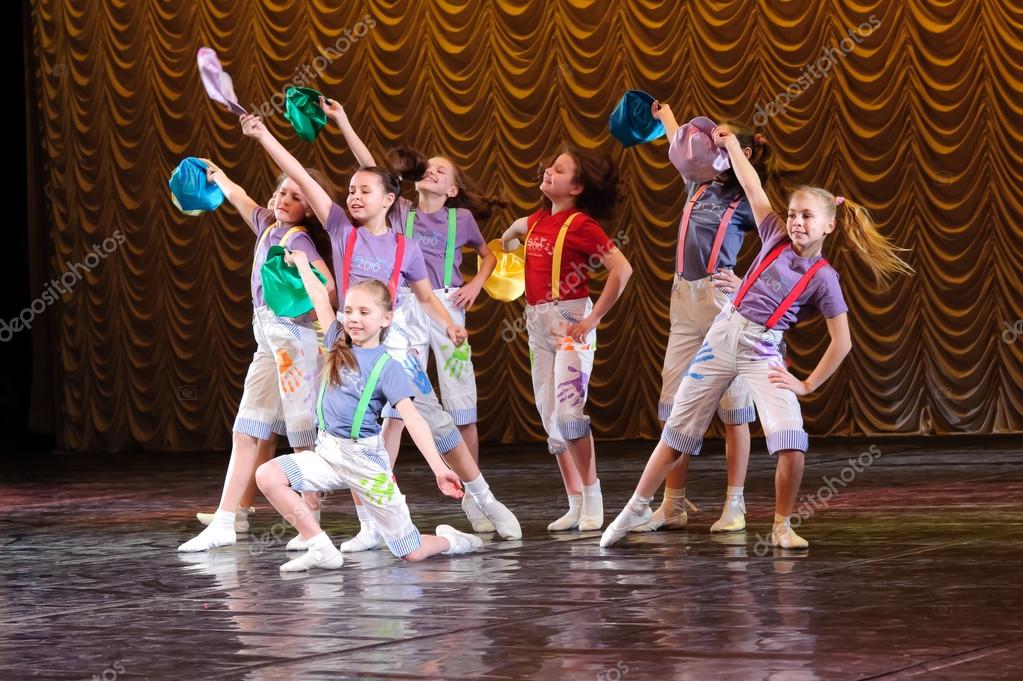 Niños bailando — Foto editorial de stock © evdoha #39203385