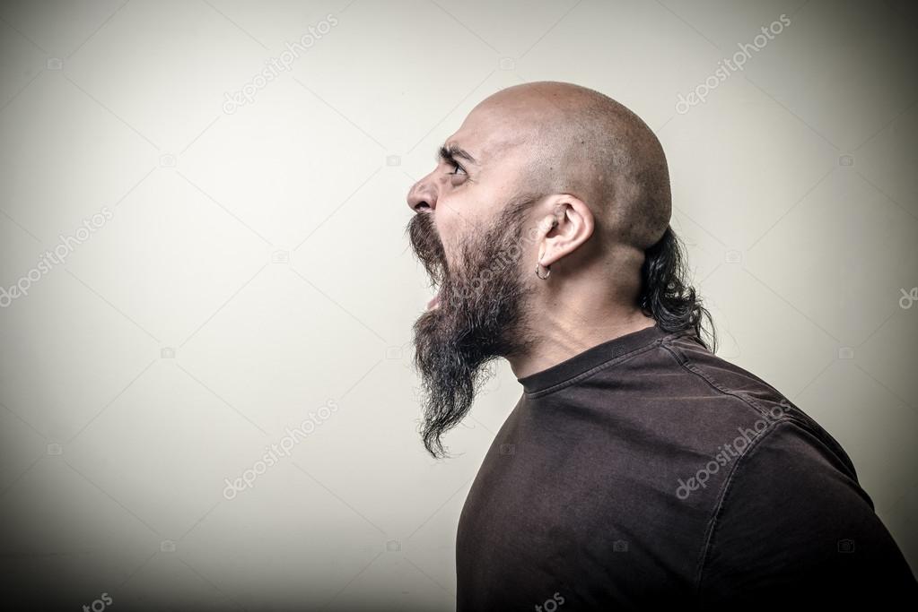 Profil hurlant homme barbu en colère image libre de droit par peus ...