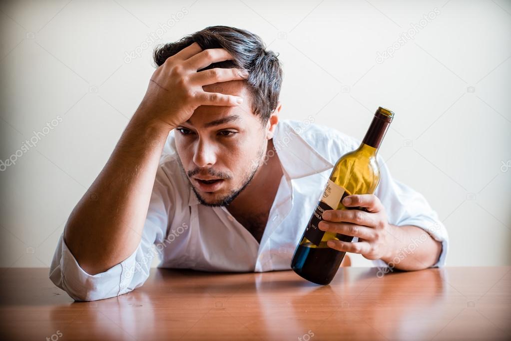 borracho joven elegante con camisa blanca — Fotos de Stock © peus #32405637