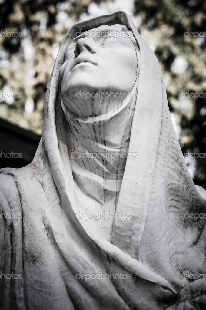 Scary cemetery statue Stock Photo by ©peus 34403683