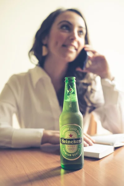 Mulher bebendo heineken Stock Photos, Royalty Free Mulher bebendo ...