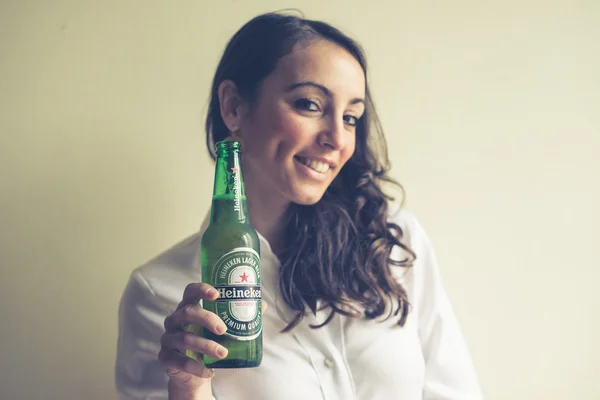 Mulher bebendo heineken Stock Photos, Royalty Free Mulher bebendo ...