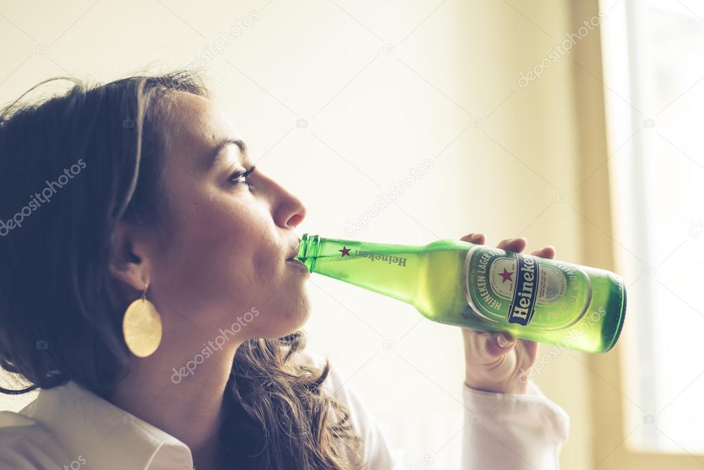 mujer bebiendo heineken botella de cerveza 33 cl 2023