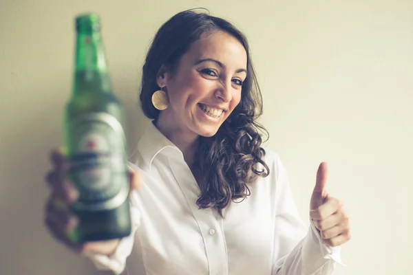 Mulher bebendo heineken Stock Photos, Royalty Free Mulher bebendo ...