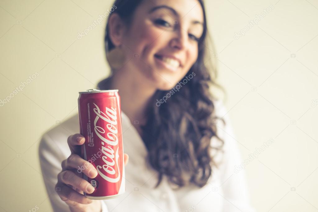 Beautiful woman drinking coca cola can 33 cl — Stock Editorial Photo ...