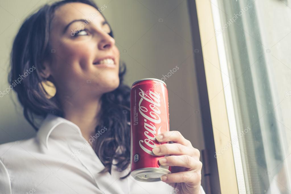 Beautiful woman drinking coca cola can 33 cl — Stock Editorial Photo ...