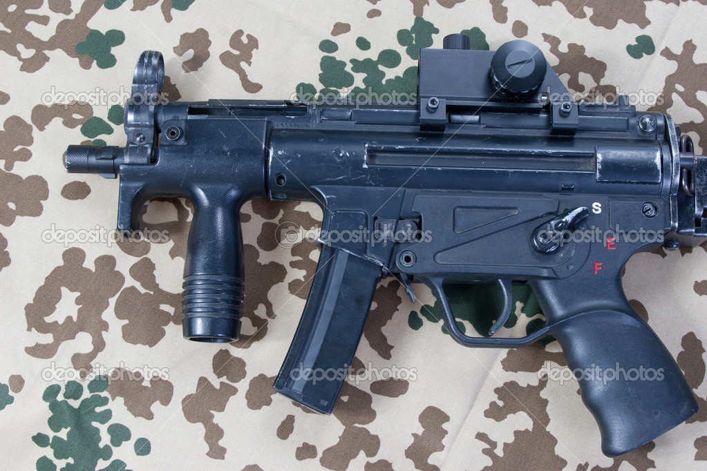 Moderno subfusil MP5 sobre fondo camuflado desierto — Foto de stock ...
