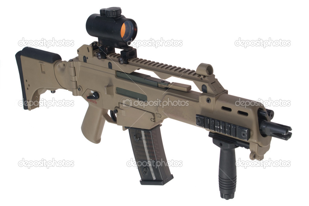 Fuzil de assalto modernos isolado no fundo branco — Fotografias de ...