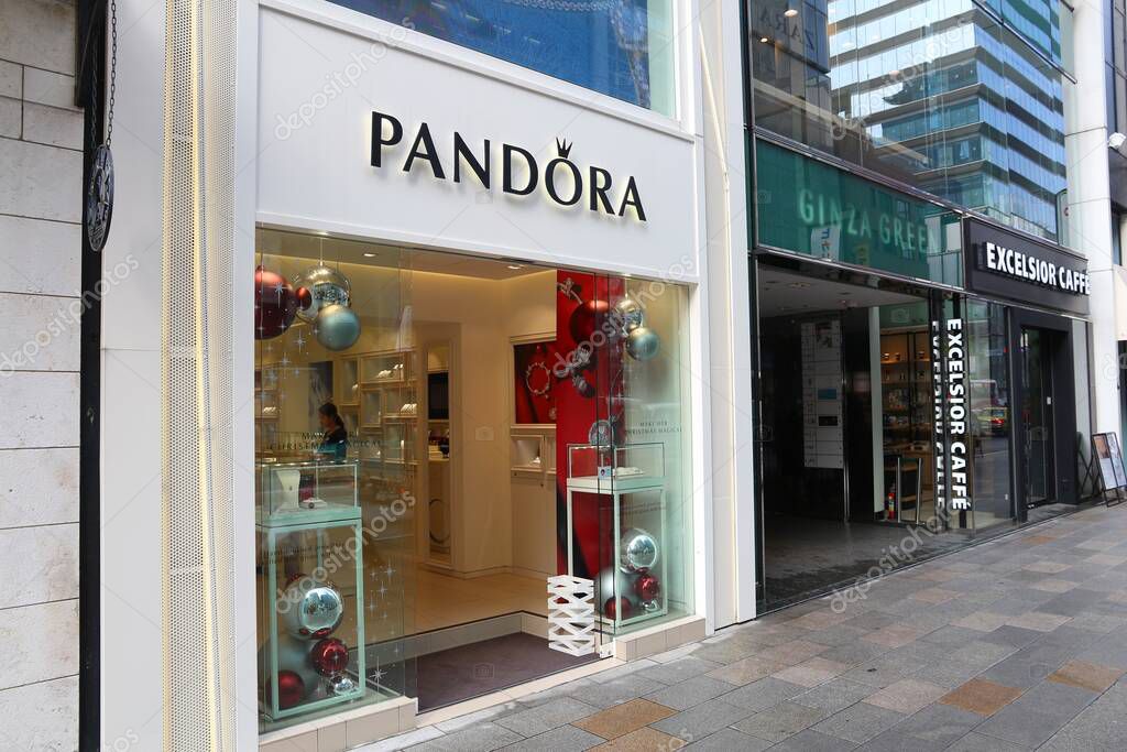 TOKIO, JAPÓN - 1 DE DICIEMBRE DE 2016: joyería de Pandora en el ... TOKIO, JAPÓN - 1 DE DICIEMBRE DE 2016: joyería de Pandora en el ...