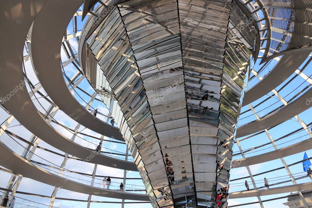 BERLÍN, ALEMANIA - 27 DE AGOSTO DE 2014: La gente visita la cúpula del ...