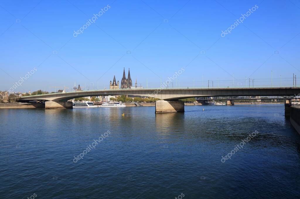 Deutz Bridge (Deutzer Brucke) en Colonia, Alemania. Puente sobre el río ...