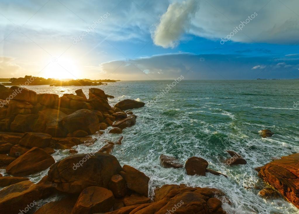 Vista del atardecer de la costa de Ploumanach (Bretaña, Francia) 2024