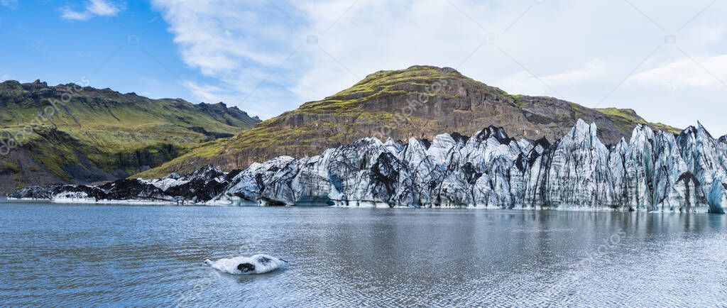 Columnas de pilares de basalto en la playa de Reynisfjara cerca de Vik ...