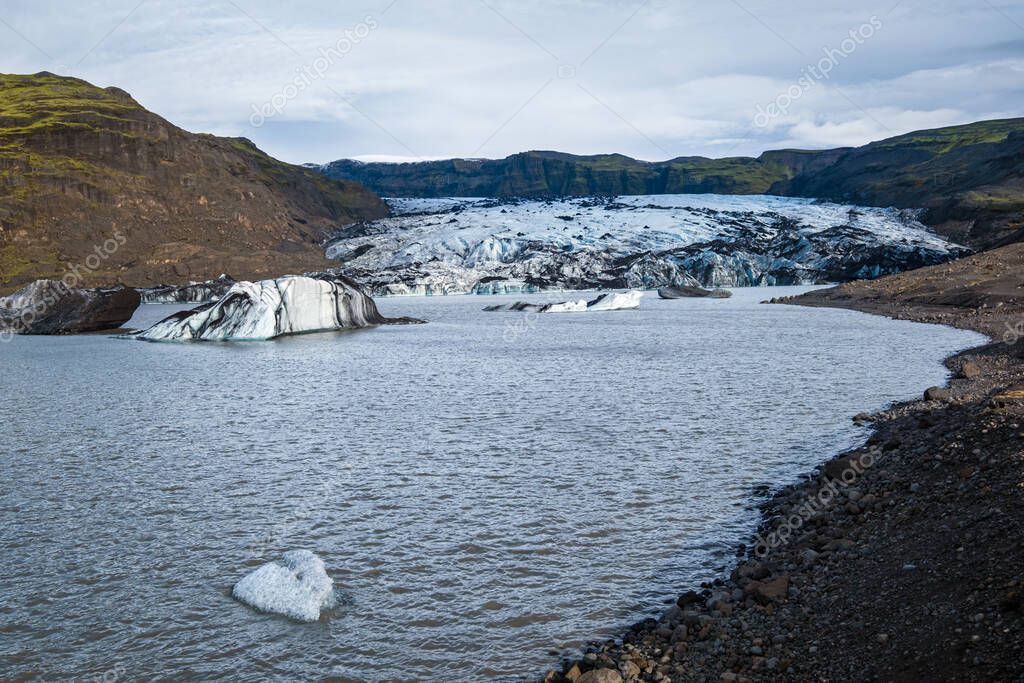 Columnas de pilares de basalto en la playa de Reynisfjara cerca de Vik ...