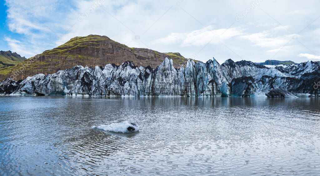 Columnas de pilares de basalto en la playa de Reynisfjara cerca de Vik ...