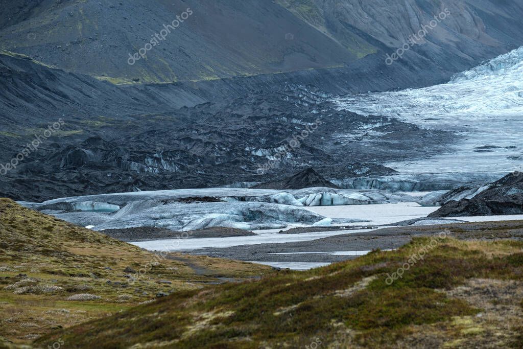 Columnas de pilares de basalto en la playa de Reynisfjara cerca de Vik ...
