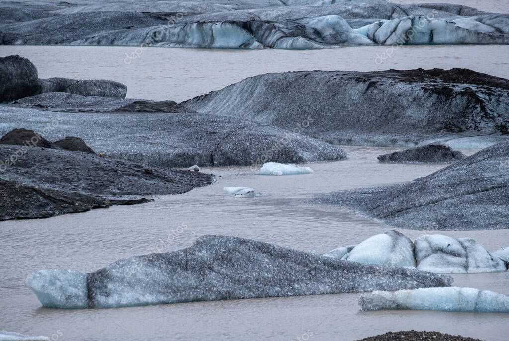 Columnas de pilares de basalto en la playa de Reynisfjara cerca de Vik ...
