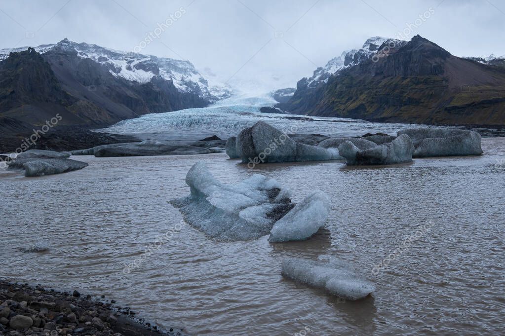 Columnas de pilares de basalto en la playa de Reynisfjara cerca de Vik ...