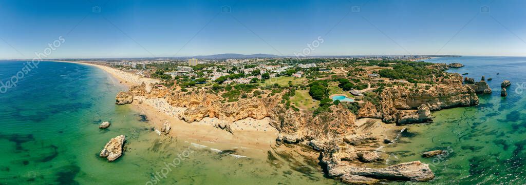 Vista aérea y panorámica de la playa de Praia dos Tres Irmaos, Alvor ...