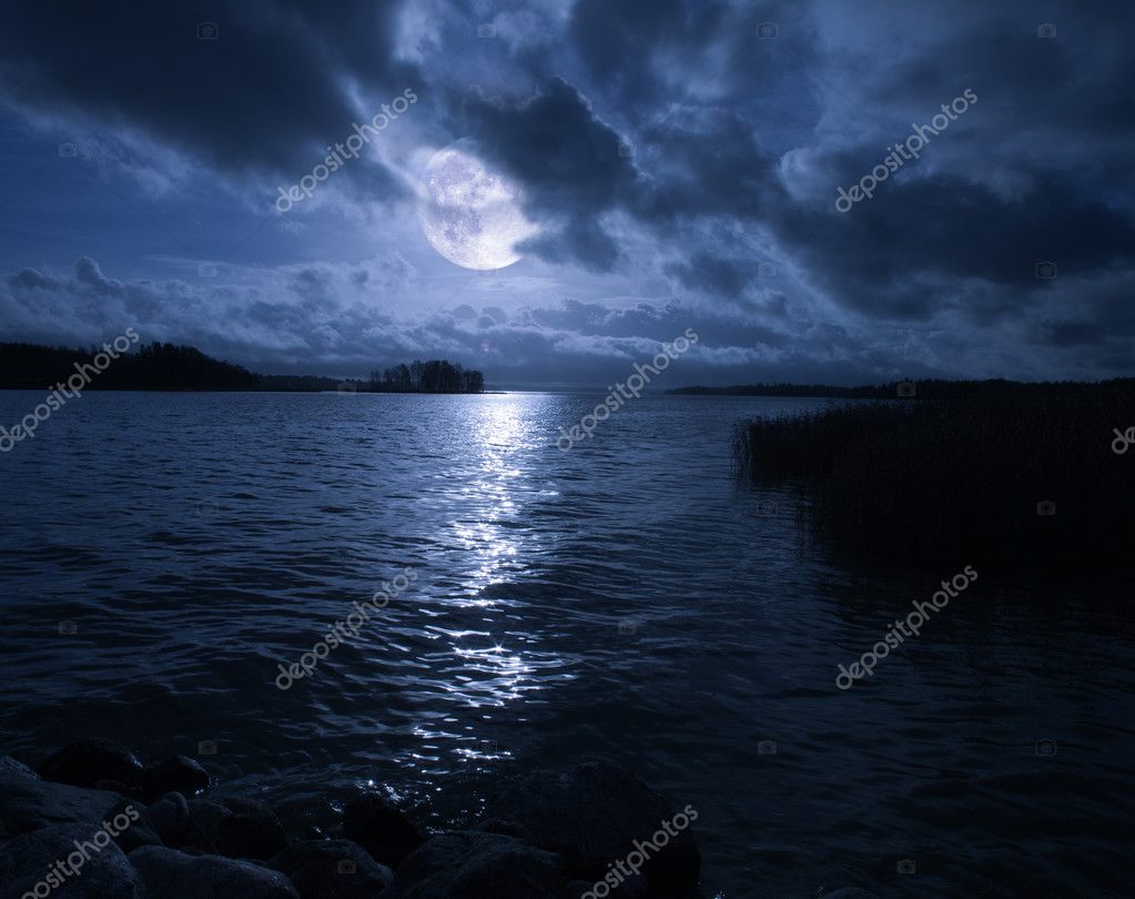 Full moon over water — Stock Photo #34656817