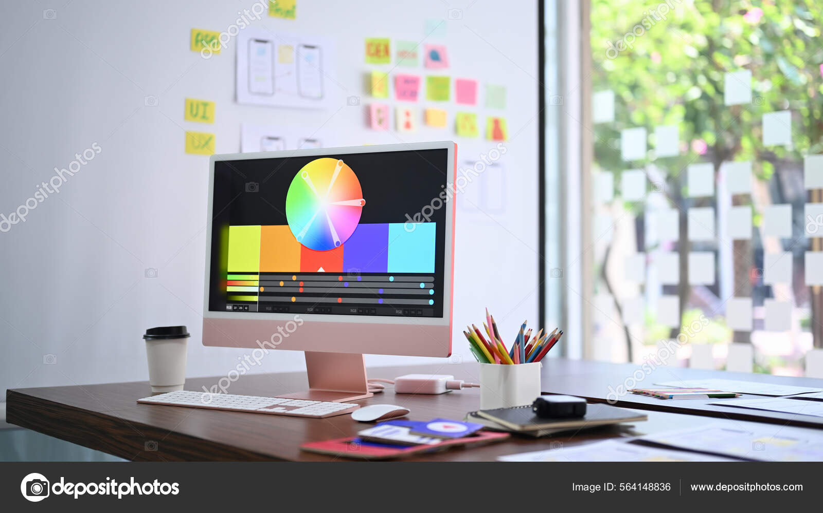 Computadora Moderna Con Carta Colores Pantalla Del Monitor Taza Café ...