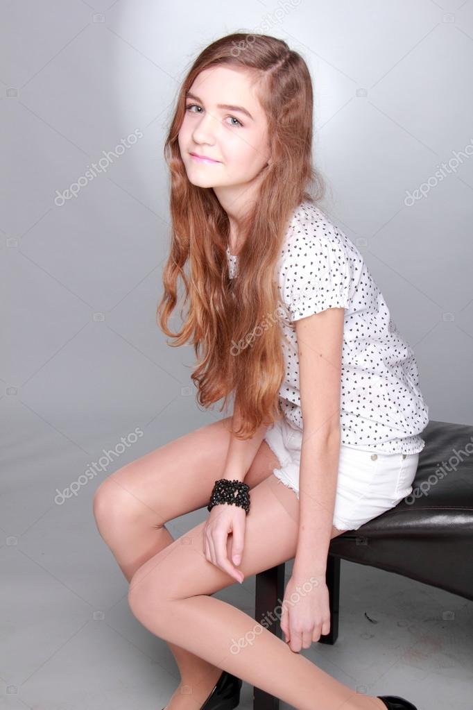 Hermosa chica adolescente — Foto de stock #17830247 © Mari1Photo