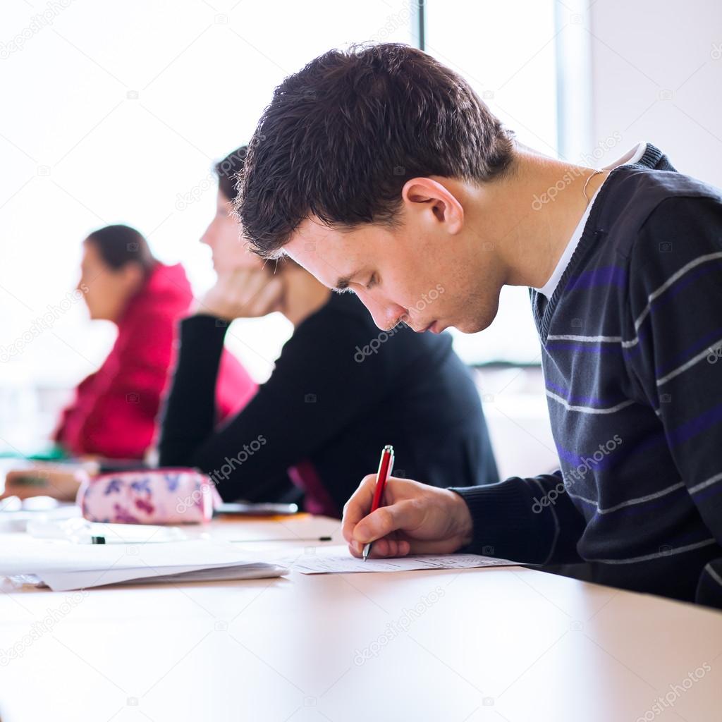 estudiante universitario masculino joven, guapo sentado en un salón de ...