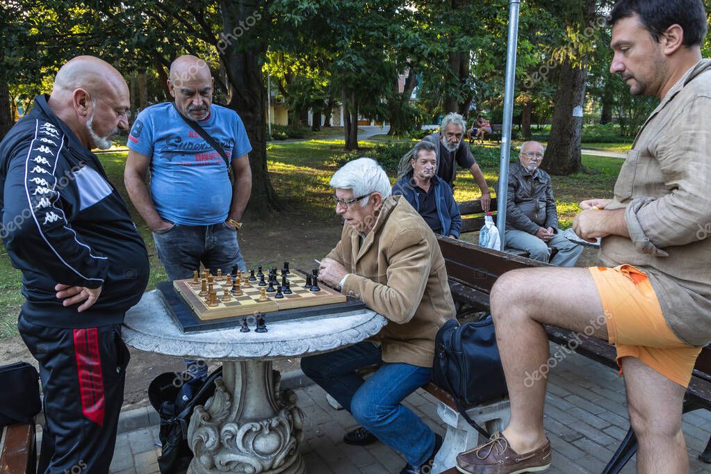 Veliko Tarnovo, Bulgaria - 6 de septiembre de 2021: Hombres jugando al ajedrez en el parque ...