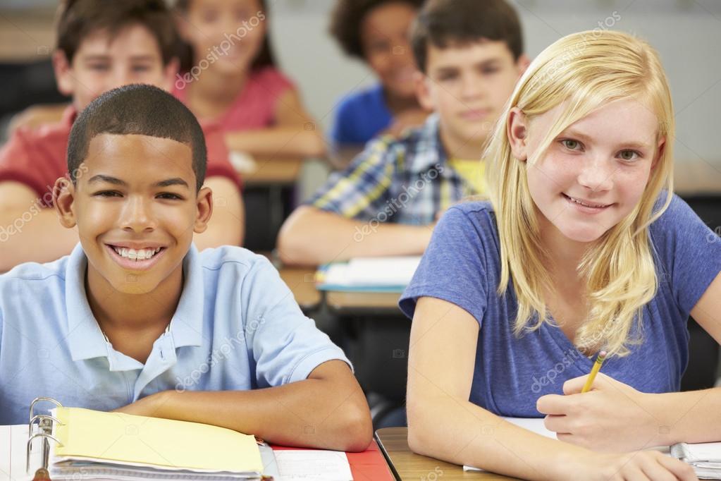 Alunos estudando em mesas na sala de aula — Fotografias de Stock ...