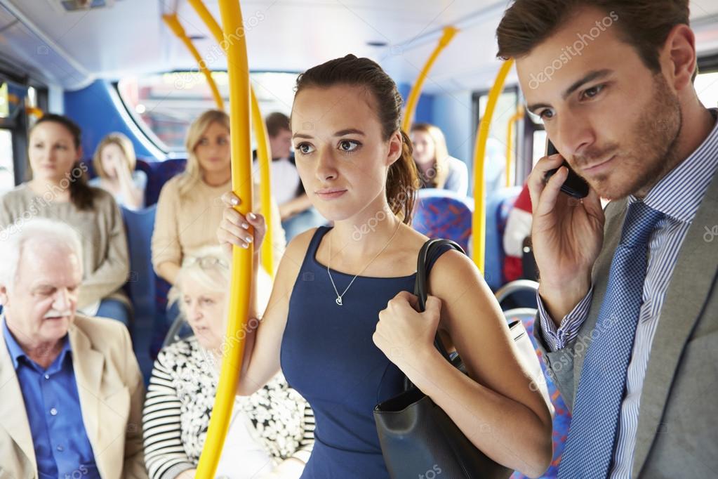 Pasajeros de pie en autobús de cercanías ocupado: fotografía de stock ...