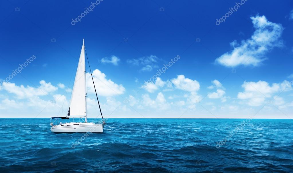Yacht Sailing on water of ocean — Stock Photo © Iakov #20019037