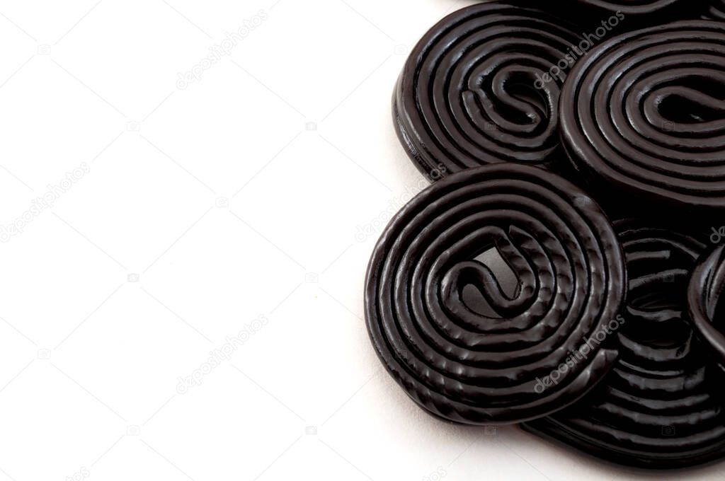 Espirales de regaliz negro, caramelos masticables y delicioso concepto ...