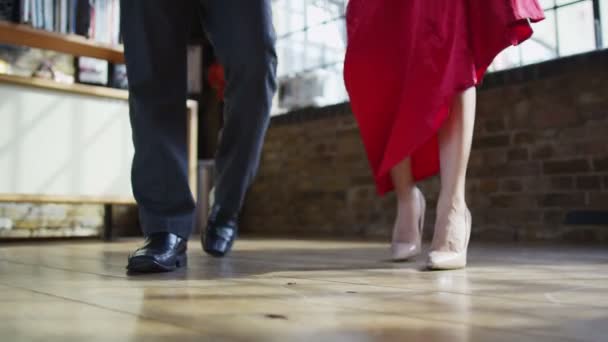 Femme Et Amant Partagent Baiser — Vidéo Hotelfoxtrot © 45621071