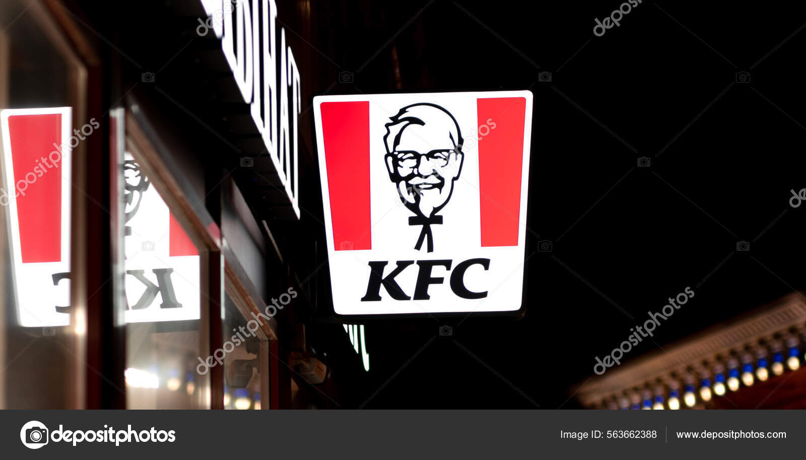Letrero del restaurante KFC — Foto editorial de stock © GekaSkr #563662388