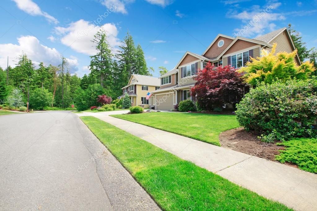 Beautiful American street with walkway and large houses. — Stock Photo ...