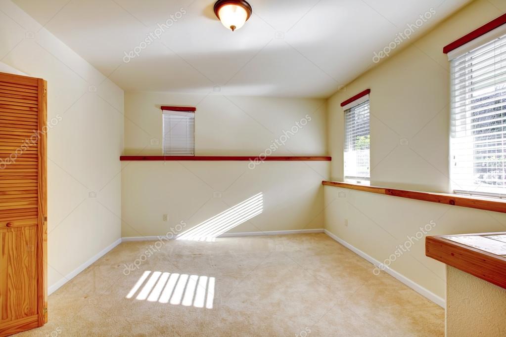 Bright small empty room with closet Stock Photo by ©iriana88w 39336495
